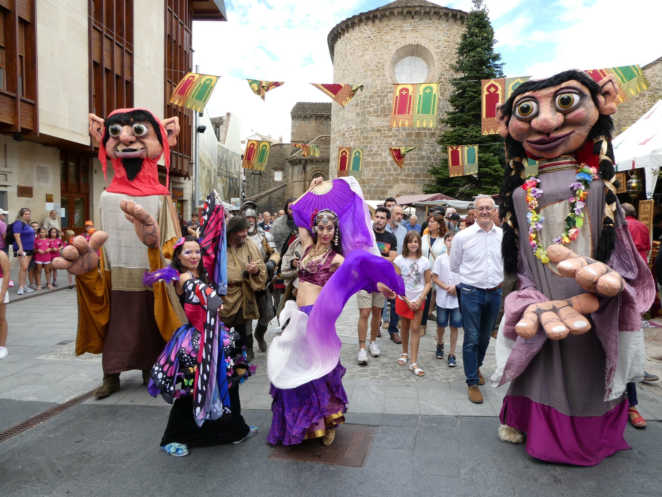 Arranca el Mercado Medieval de Jaca con 100 puestos y 200 espectáculos ...